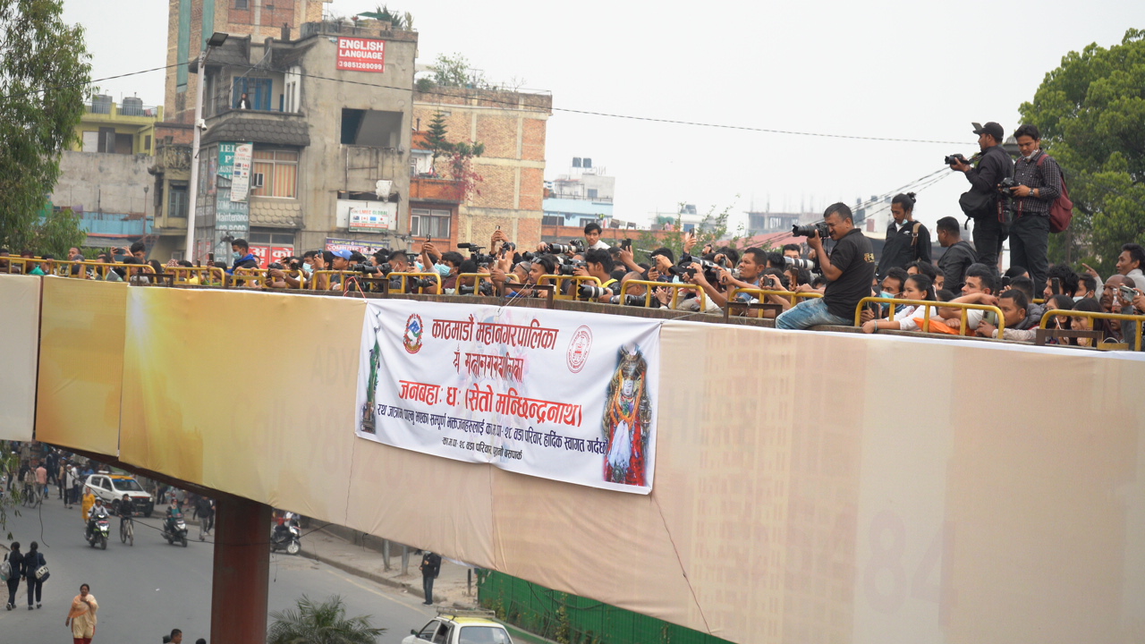 How Hundreds of People Pulled Seto Machindranath Rath | Chariot | Jatra ...