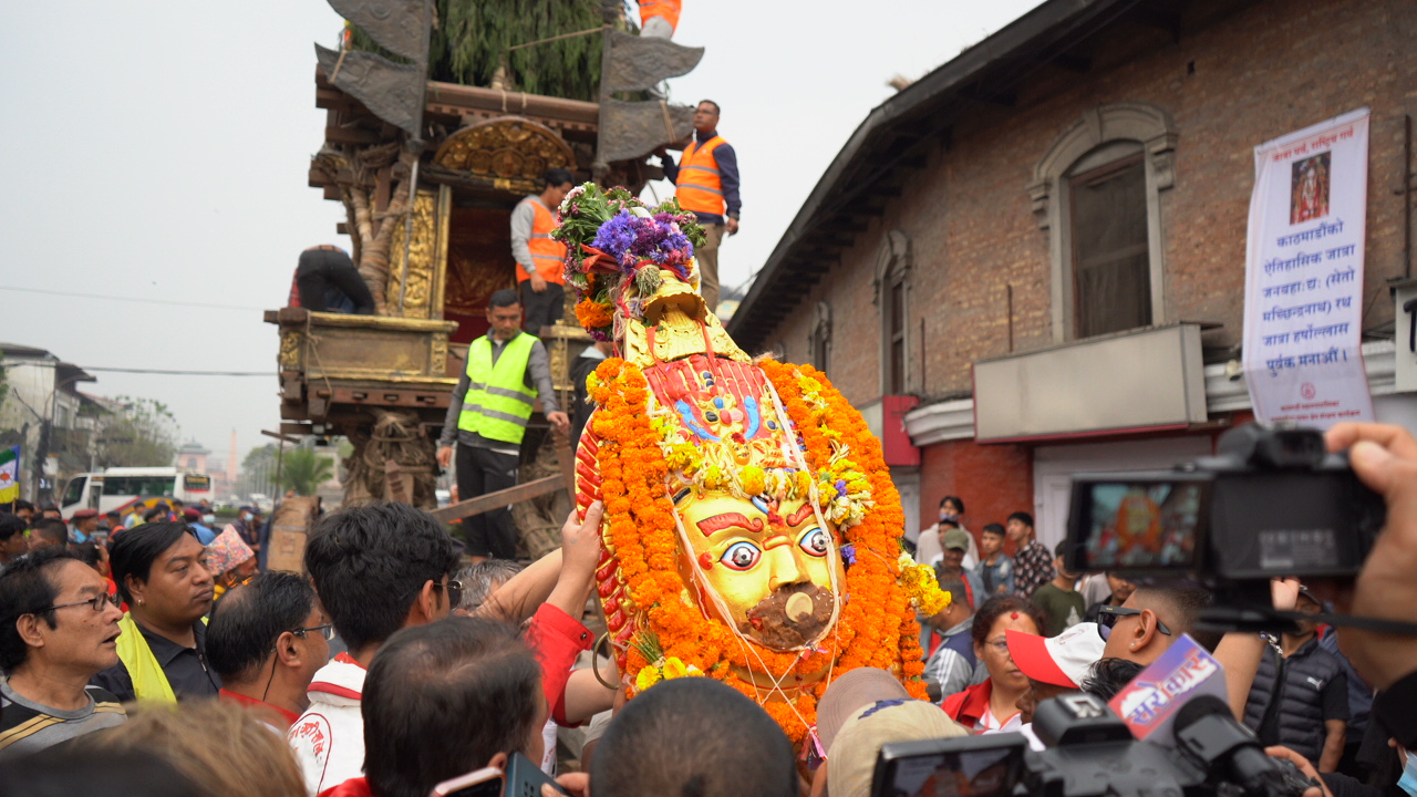 How Hundreds of People Pulled Seto Machindranath Rath | Chariot | Jatra ...